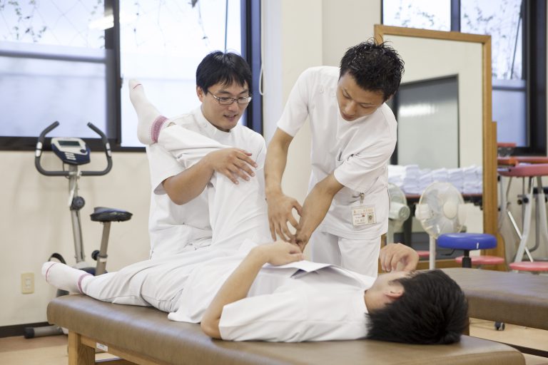 理学療法士は治療ができるの?リハビリと治療、対象にする人や方法まで 【ptotスタイル】理学療法士・作業療法士を目指す人のためのお役立ち情報サイト